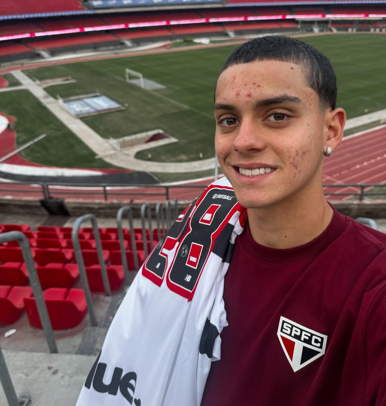 Lucca renova seu contrato com o São Paulo até junho de 2028, com ...